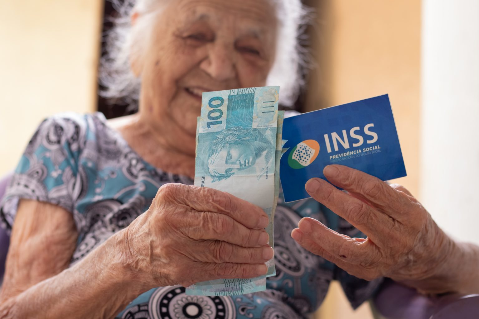 INSS vai PREMIAR 140 MIL beneficiários do INSS com valores 'antigos': entenda pagamento!